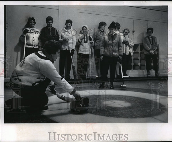1969 Press Photo Wauwatosa Granites Curling Club - Mrs. Kenneth Seifert ...