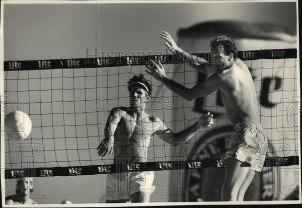 1988 Press Photo Randy Stoklos spikes past Tim Hovland during Miller ...