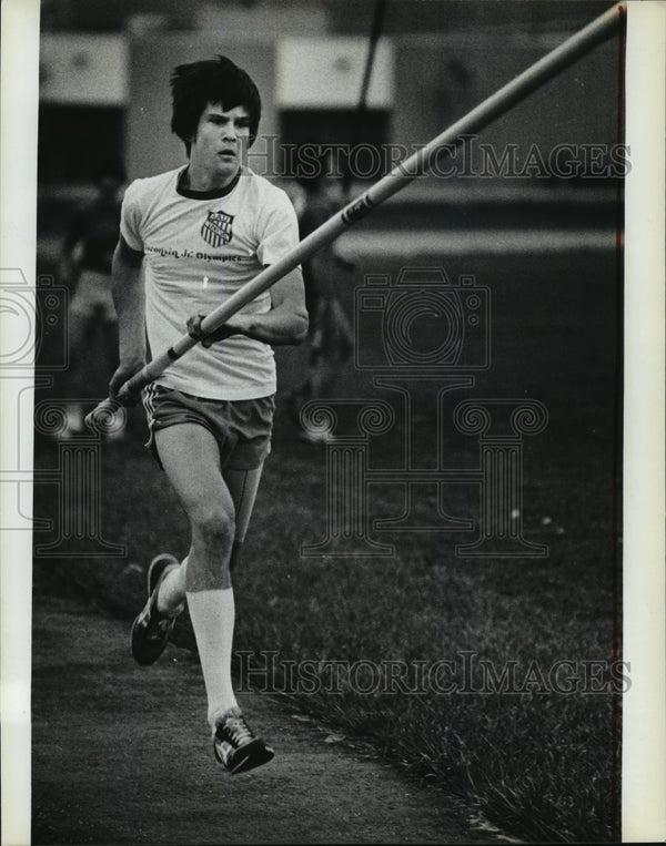 1982 Press Photo Milwaukee Pole Vaulter Todd Verbick in action ...