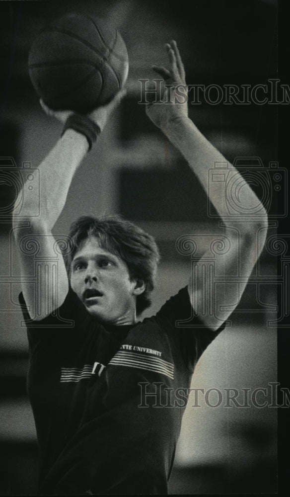 1983 Press Photo Wisconsin basketball player, J.J. Weber, aims for a ...