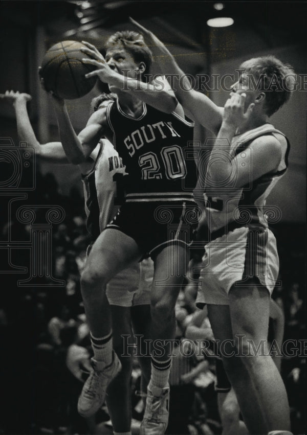 1990 Press Photo Blackshirts basketball player Craig Aamot goes for a ...