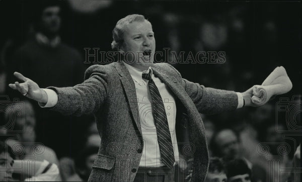 1984 Press Photo Steve Yoder, Wisconsin's basketball coach, reacts to ...