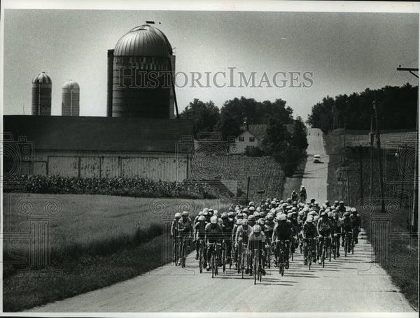 1989 Press Photo Cyclists on Kettle Moraine Drive in Washington County ...