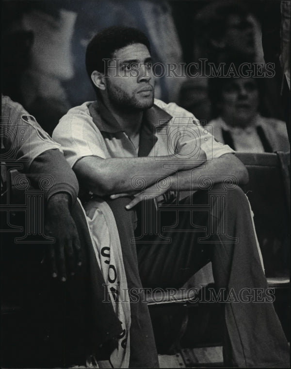 1985 Press Photo Sonics basketball player Cory Blackwell watches game ...