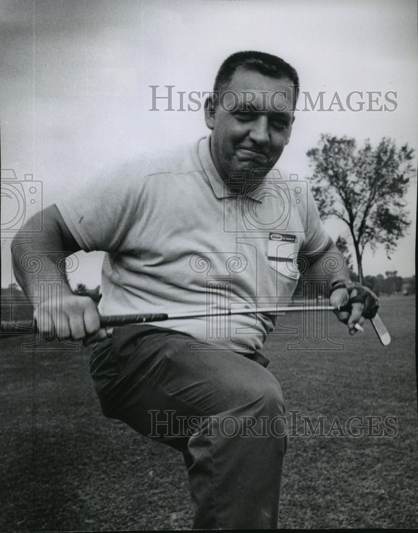 1964 Press Photo Wauwatosa Juvenile officer & golfer, Roy Knight ...