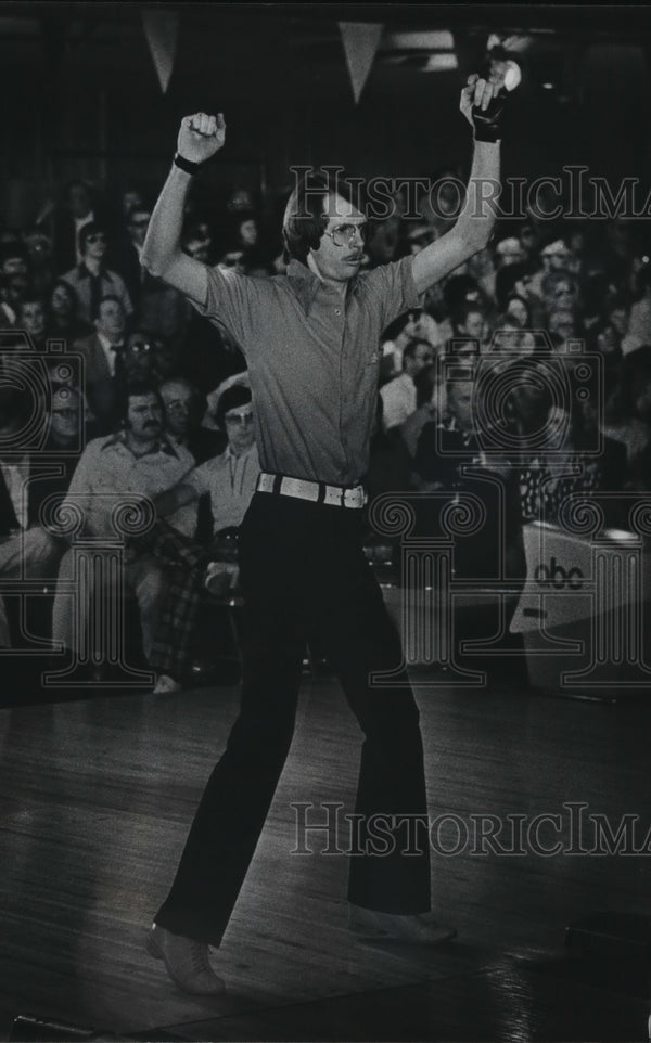 1975 Press Photo Bowler celebrating with hands raised over his head ...