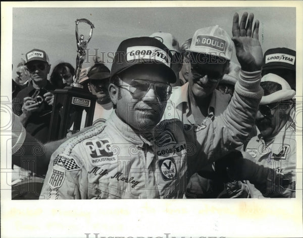 1981 Press Photo Mike Mosley wins race and waves to crowd from winners ...
