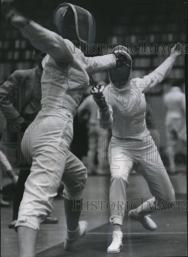 1957 Press Photo Carol Bond and her opponent, Sue Thompson, in fencing ...