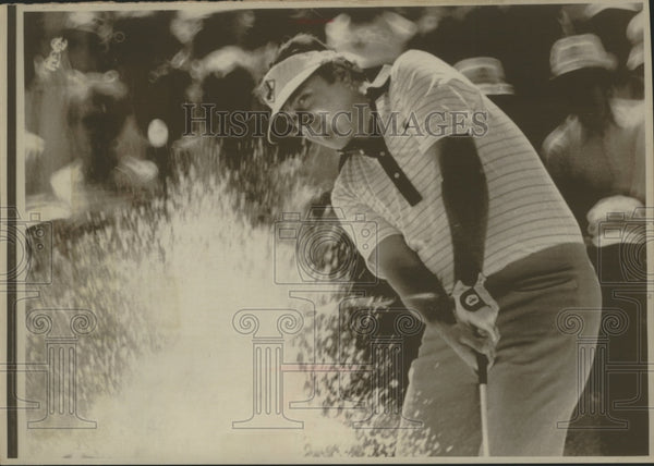 1976 Press Photo Golfer Ray Floyd blasts out of a trap during Masters ...