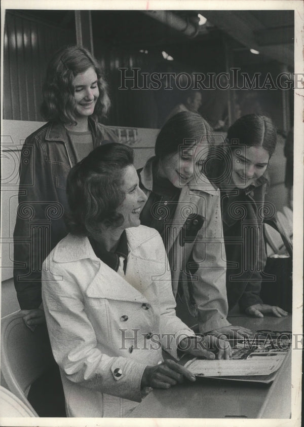 1971 Press Photo Packers' coach Dan Devine's wife and daughters before ...