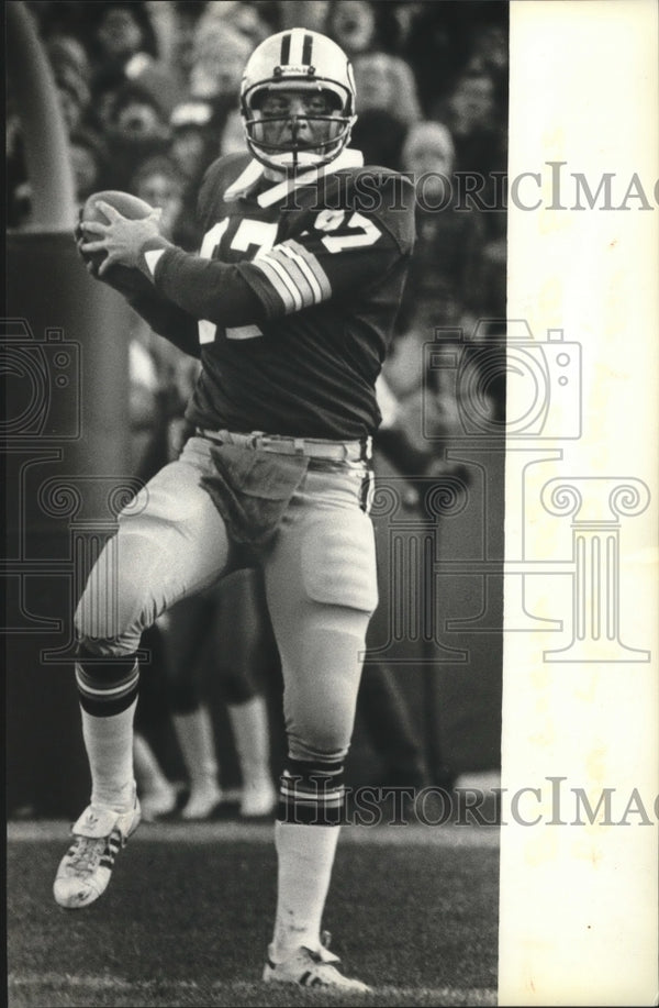 1980 Press Photo Green Bay Packers football player with the ball ...