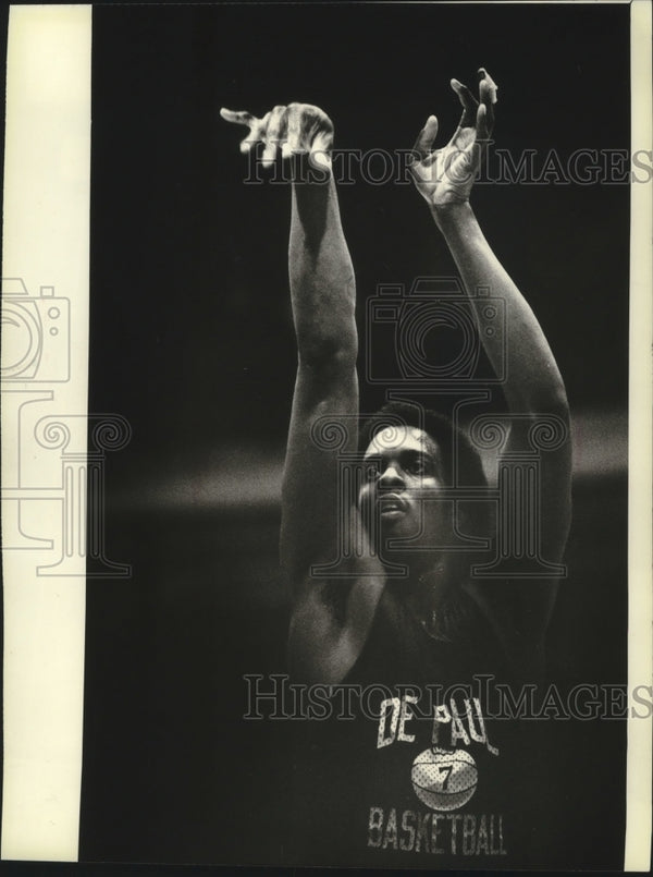 1982 Press Photo Basketball's Walter Downing practices in Chicago ...