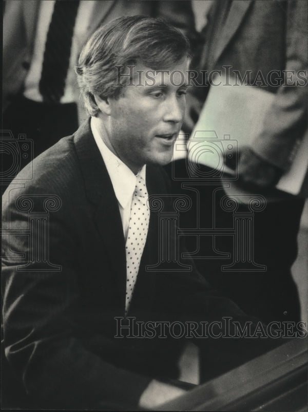 1986 Press Photo Bob Dukiet Marquette University's new plays MU fight ...