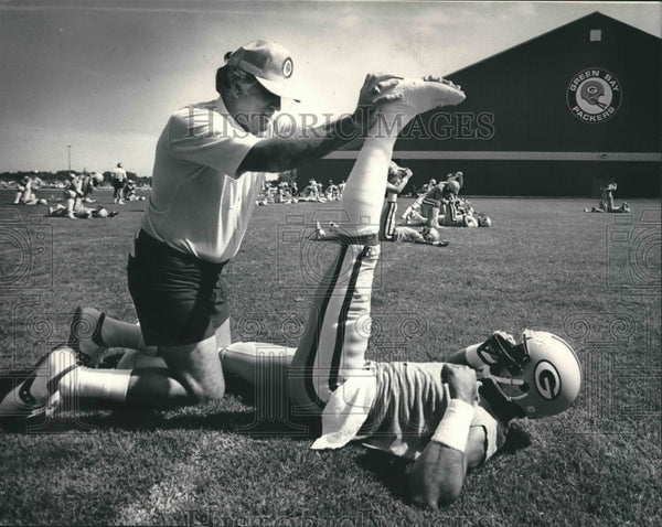 1984 Press Photo New Packer Coach Forrest Gregg helps Ron Cassidy stre ...