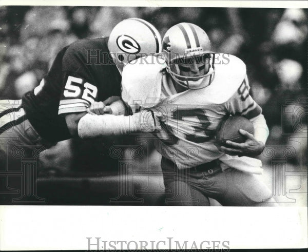 1981 Press Photo Green Bay Packers linebacker George Cumby tackles Lio ...