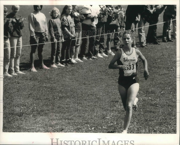 1992 Press Photo Clare Eichner of Wisconsin runs to first place finish ...