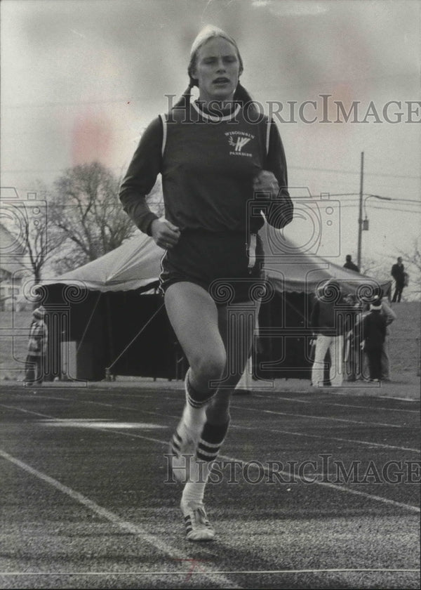 1976 Press Photo Boston Marathon winner, Kim Merritt of University of ...