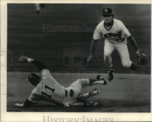 1964 Press Photo Brewers' Jim Gantner leaps to complete double play ...