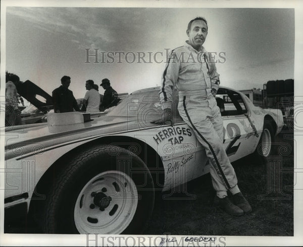 1977 Press Photo Race car driver Willie Goeden poses with stock car ...