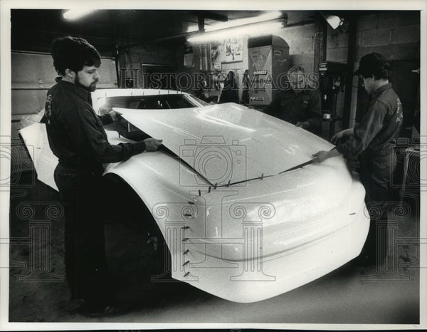 1989 Press Photo Race driver Willie Goeden and sons reconstruct car ...