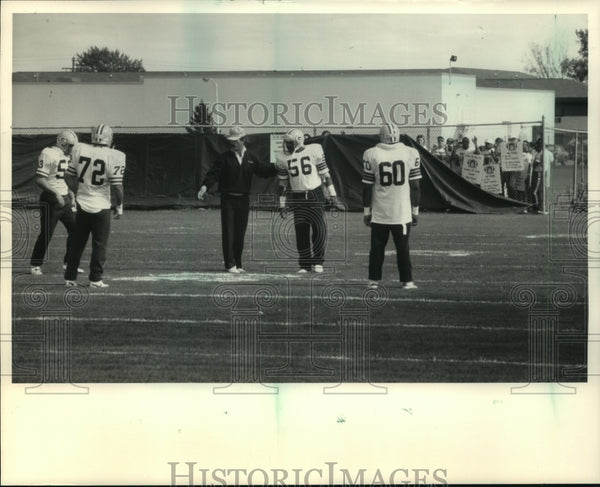 1987 Press Photo Replacement football players practice as strikers look ...