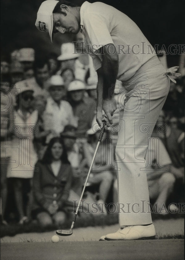 1975 Press Photo Golfer Lou Graham putted short on the 18th - mjt10592 ...
