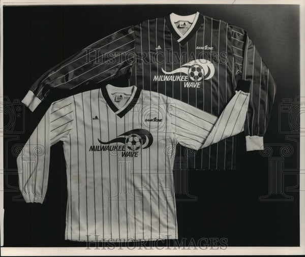 1988PressPhoto Milwaukee Wave soccer team jerseys supported by Bank One ...