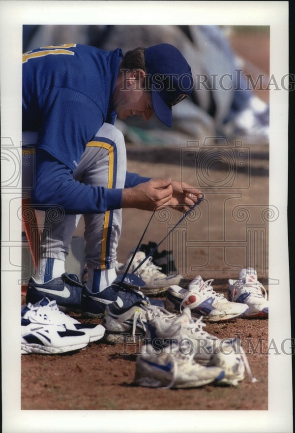 Press Photo Brewers baseball pitcher, Cal Eldred, prepares for training ...