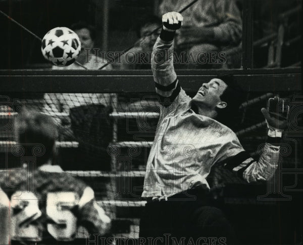 1990 Press Photo Dayton goalie Carlos Pena leaps to make save against ...