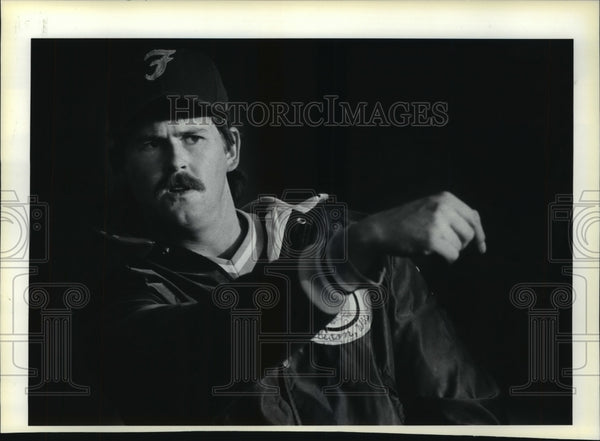1985 Press Photo Softball Pitcher Peter Meredith Ends up in Madison ...