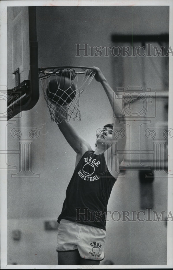 1976 Press Photo University of Wisconsin-Green Bay freshman Ron Riley ...