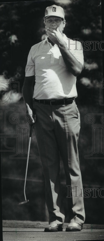 1983 Press Photo Bucks Don Nelson putts in Pro-Am at Tuckaway Country ...
