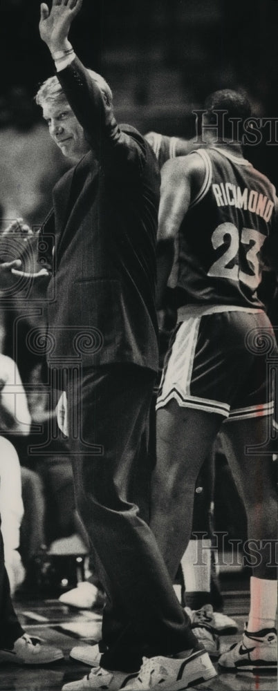 1989 Press Photo Former Milwaukee Bucks Don Nelson acknowledges crowd ...