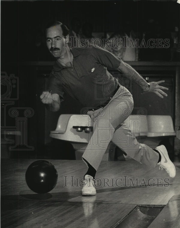 1987 Press Photo Pro Bowler Marshall Holman practices before pro-am ...