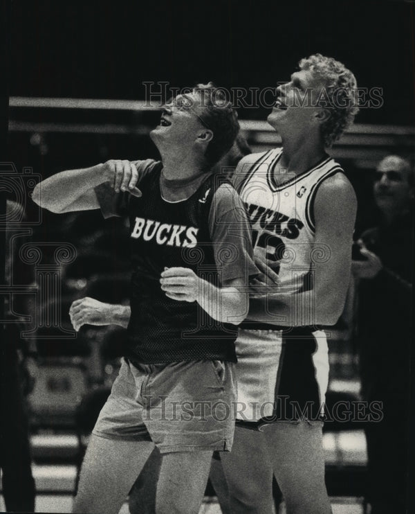 1988 Press Photo Milwaukee Mayor John Norquist playing basketball ...