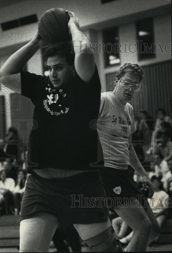 1990 Press Photo Tony Calfo takes a rebound in front of Mayor John O ...
