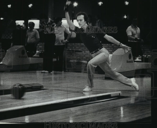 1981 Press Photo Bowler George Pappas trying out Red Carpet Celebrity ...