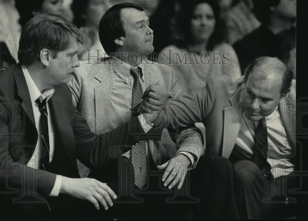 1984 Press Photo Bucks coach Don Nelson grabs hand of Garry St.Jean ...