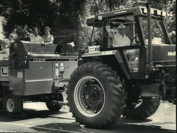 1986 Press Photo Bucks Coach Don Nelson drives tractor raising funds ...