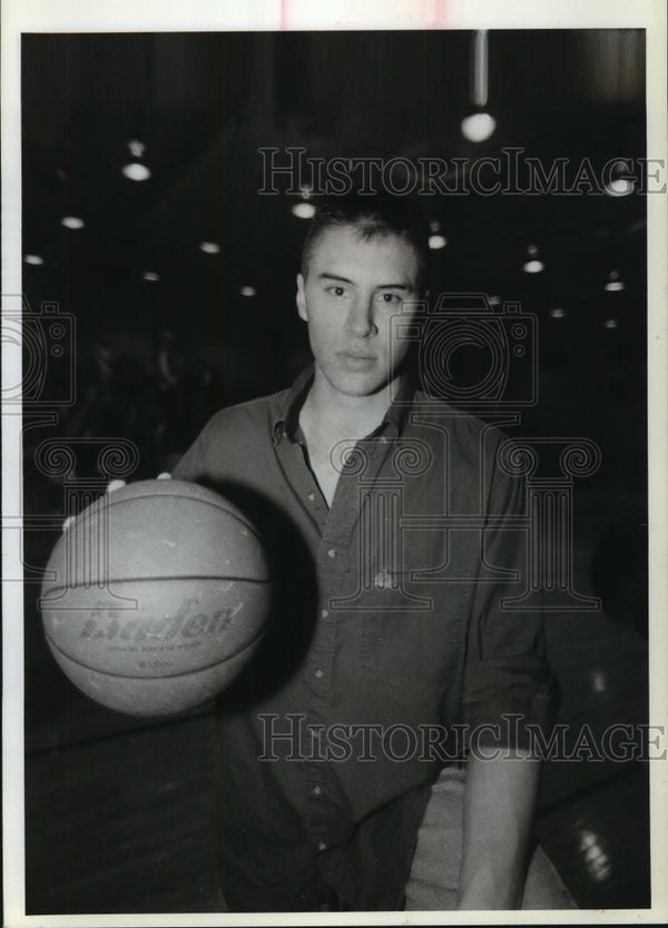 1994 Press Photo U.W. Madison basketball's Sam Okey as a high school ...