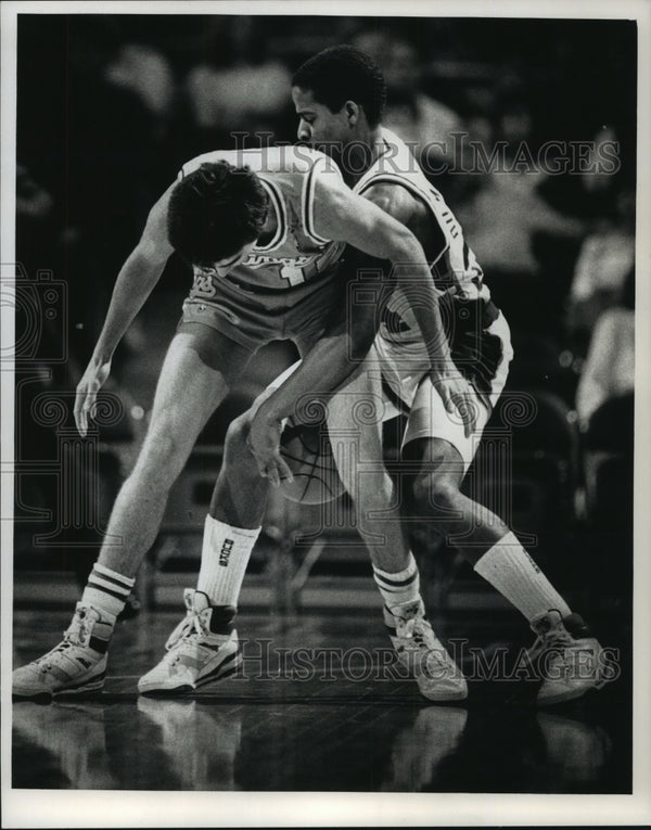 1989 Press Photo Milwaukee Bucks basketball player Jay Humphries steals ...