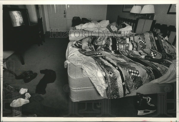 1989 Press Photo Paul Lawless, Jay Mazur of Milwaukee Admirals rest ...