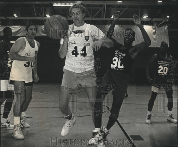 1989 Press Photo Mayor John Norquist and Sermaine Burrage during ...