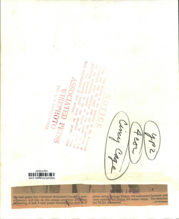 1961 Press Photo Cincinnati coach Ed Jucker with his basketball players ...