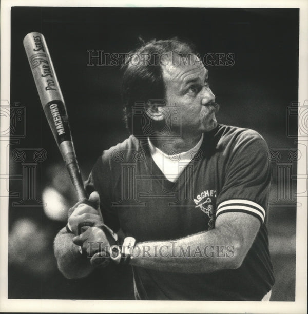 1988 Press Photo Ex-Brewer Charlie Moore now taking a swing at softball ...