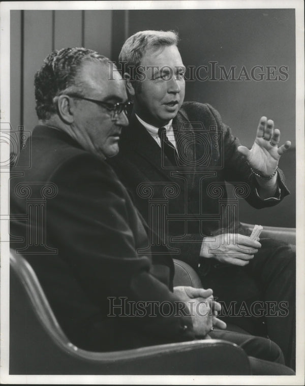 1969 Press Photo WTMJ's Jim Irwin (right) interviews Milwaukee racing ...