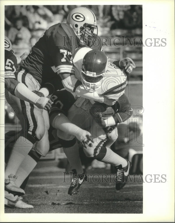 1982 Press Photo Packer Mike Butler leads defense around Ted Brown ...
