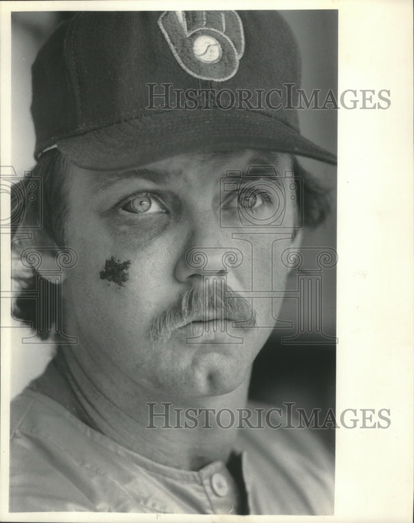 1983 Press Photo Milwaukee Brewers baseball's Charlie Moore shows ...