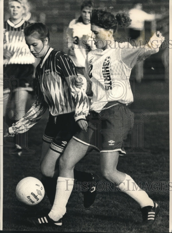 1992 Press Photo Soccer players Martha Grayson battles Tammy St.John ...
