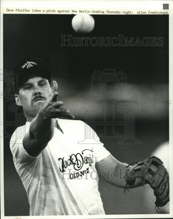 1990 Press Photo Dave Pfeiffer pitching ball for Jack Daniels team ...
